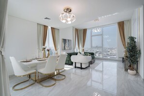 Apartamento superluxo, sacada, vista para a piscina | Área de estar