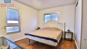 Apartamento, varanda, vista para o mar | Secretária, secretária adequada para computadores portáteis