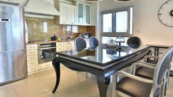 Apartamento, varanda, vista para o mar | Sala de estar | TV de ecrã plano