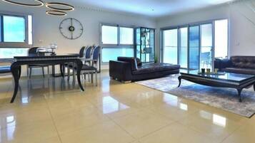 Apartamento, varanda, vista para o mar | Sala de estar | TV de ecrã plano