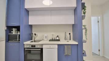 Apartamento Comfort | Cozinha privada | Um frigorífico/congelador grande, um micro-ondas, um forno