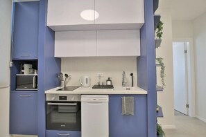 Apartamento Comfort | Cozinha privada | Um frigorífico/congelador grande, um micro-ondas, um forno 