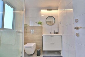 Apartamento Comfort | Casa de banho | Um polibã, um secador de cabelo, toalhas fornecidas, sabão 