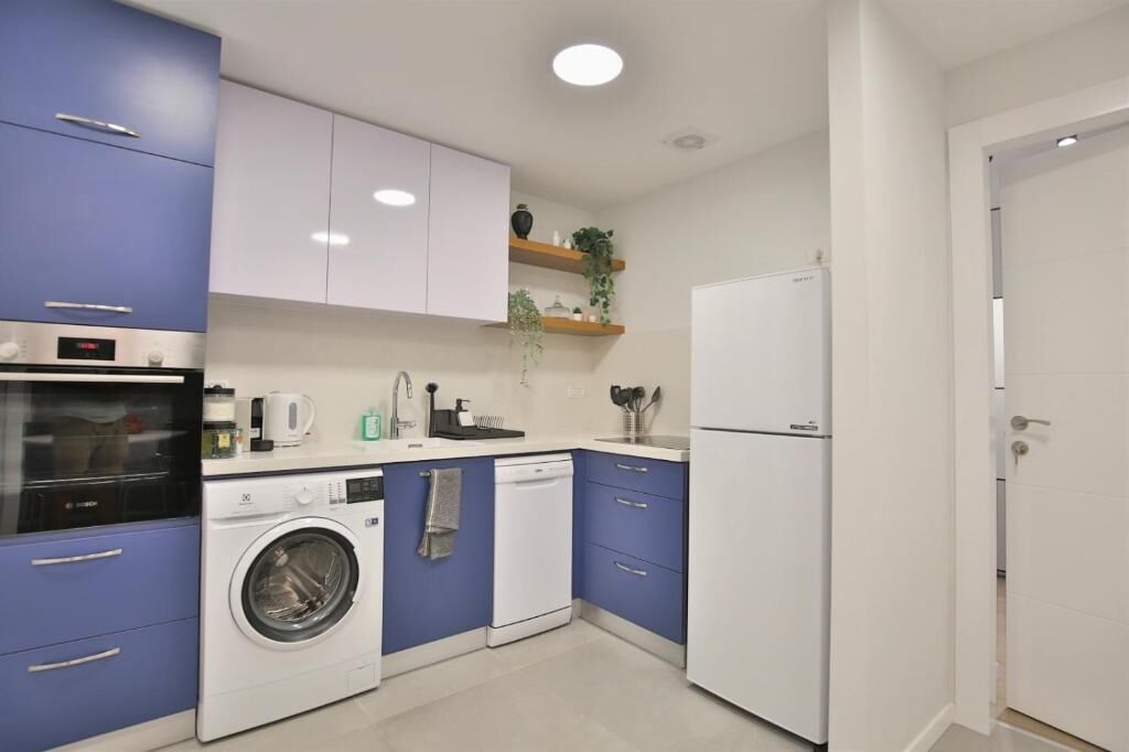 Um frigorífico/congelador grande, um micro-ondas, um forno 