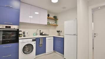 Um frigorífico/congelador grande, um micro-ondas, um forno