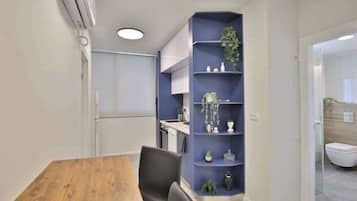 Apartamento Comfort | Cozinha privada | Um frigorífico/congelador grande, um micro-ondas, um forno