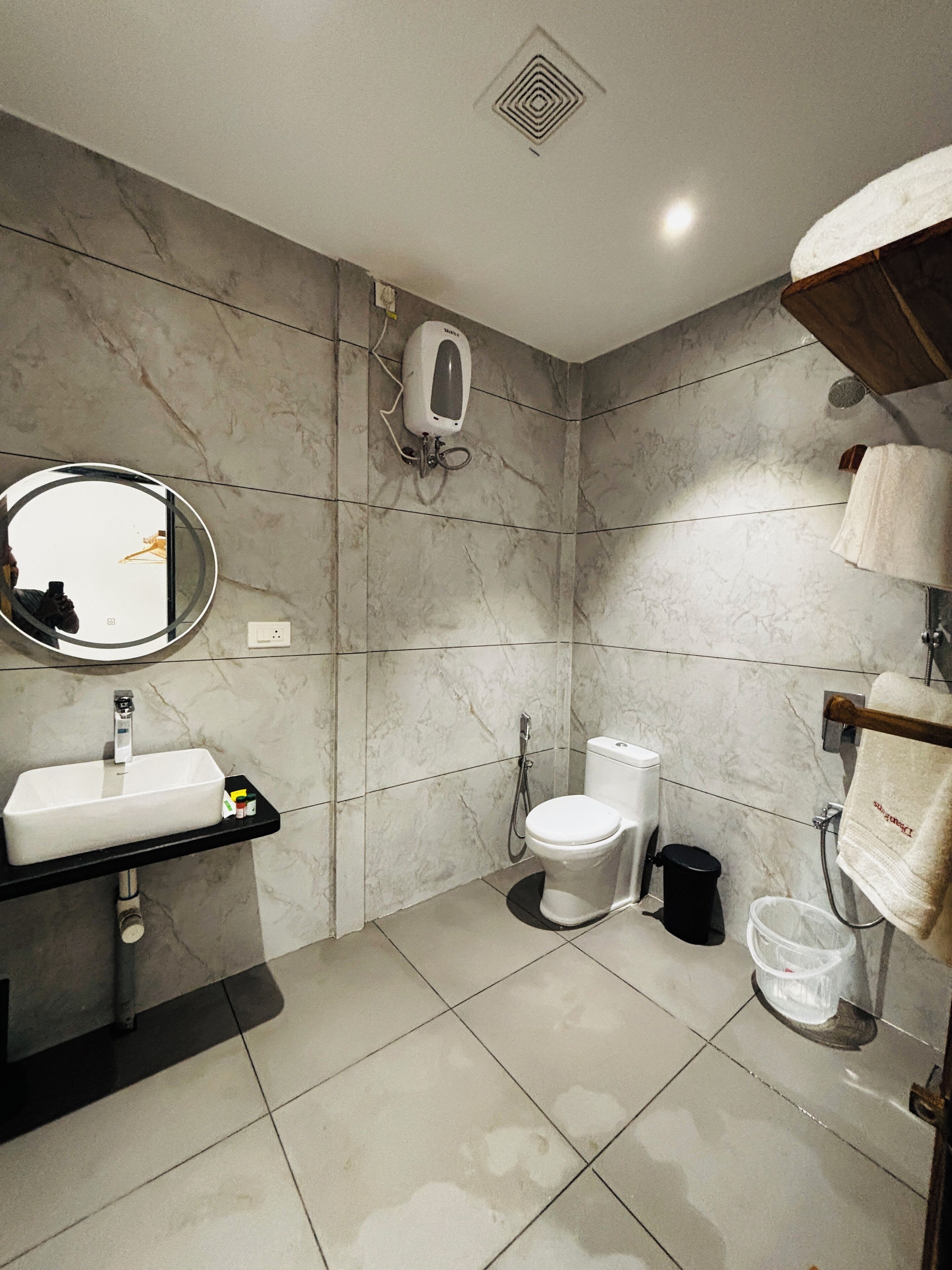 Toalhas de banho, sabonete, shampoo, papel higiênico