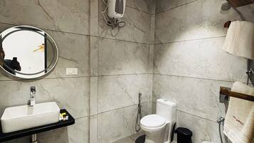 Toalhas de banho, sabonete, shampoo, papel higiênico