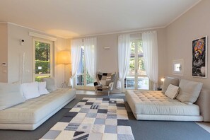 Vila, 3 quartos, varanda, vista para o jardim | Sala de estar