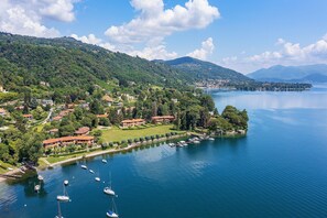 Vila, 3 quartos, varanda, vista para o jardim | Fachada