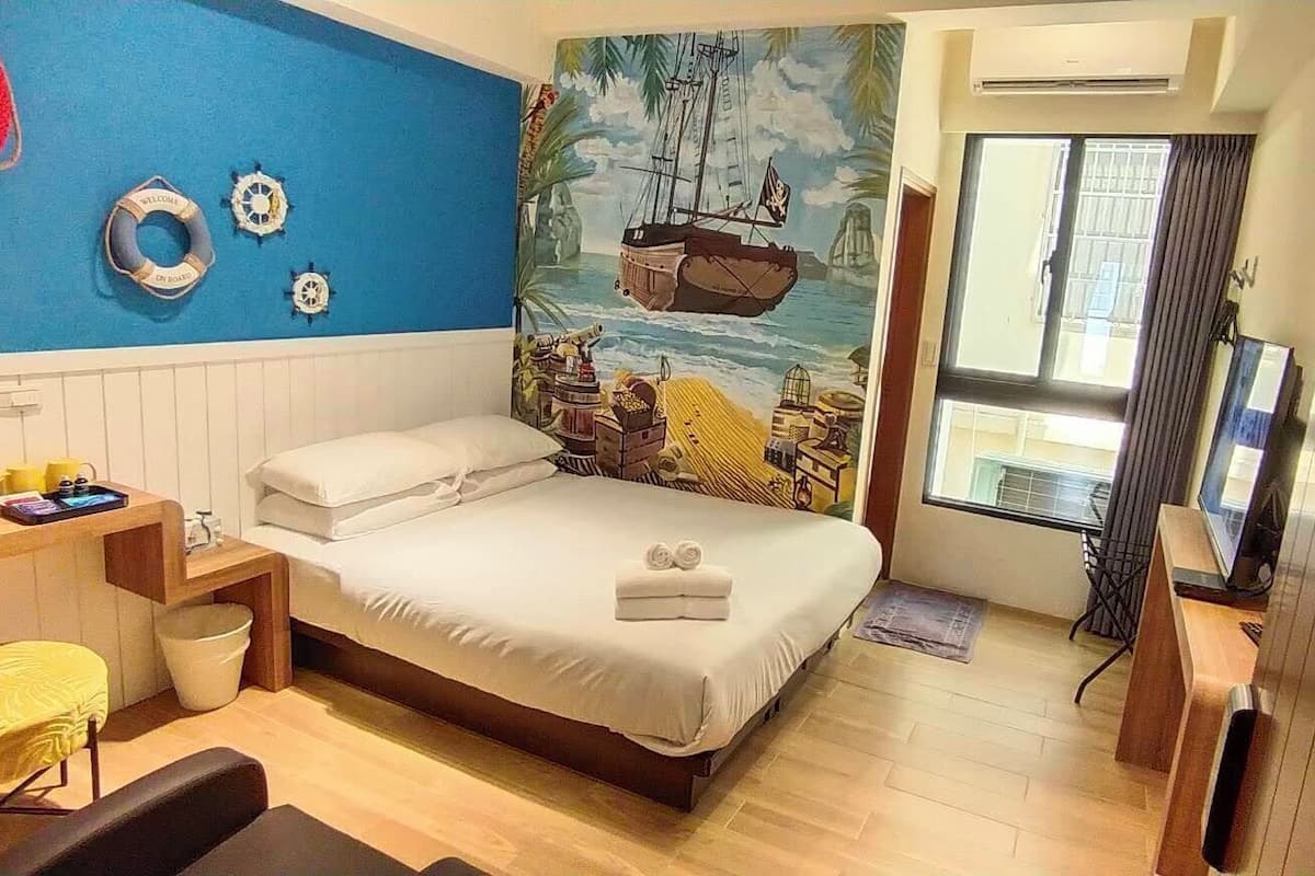 Quarto casal standard | Espaço de trabalho para notebook, cortinas blackout, Wi-Fi de cortesia