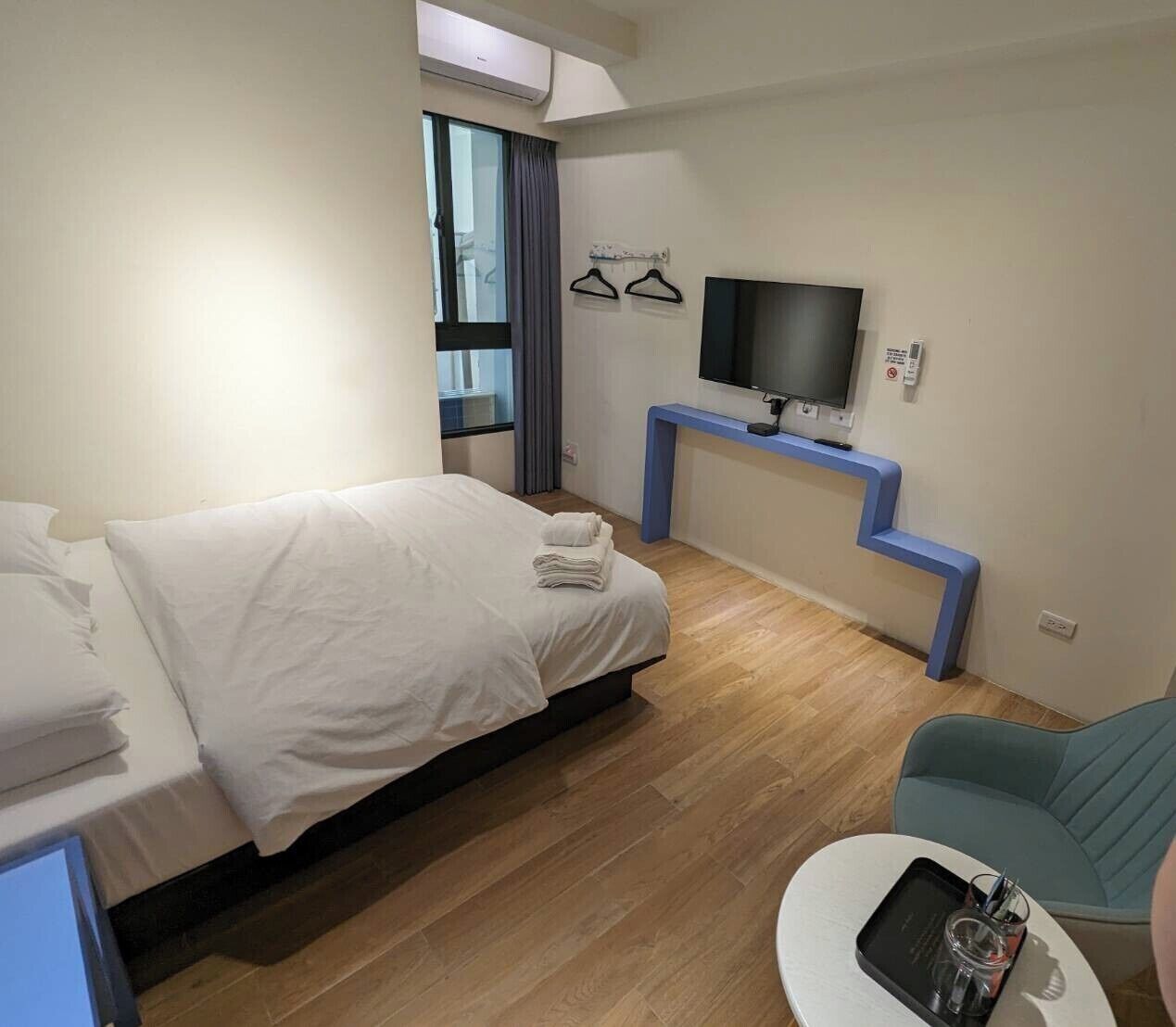 Quarto casal standard | Espaço de trabalho para notebook, cortinas blackout, Wi-Fi de cortesia