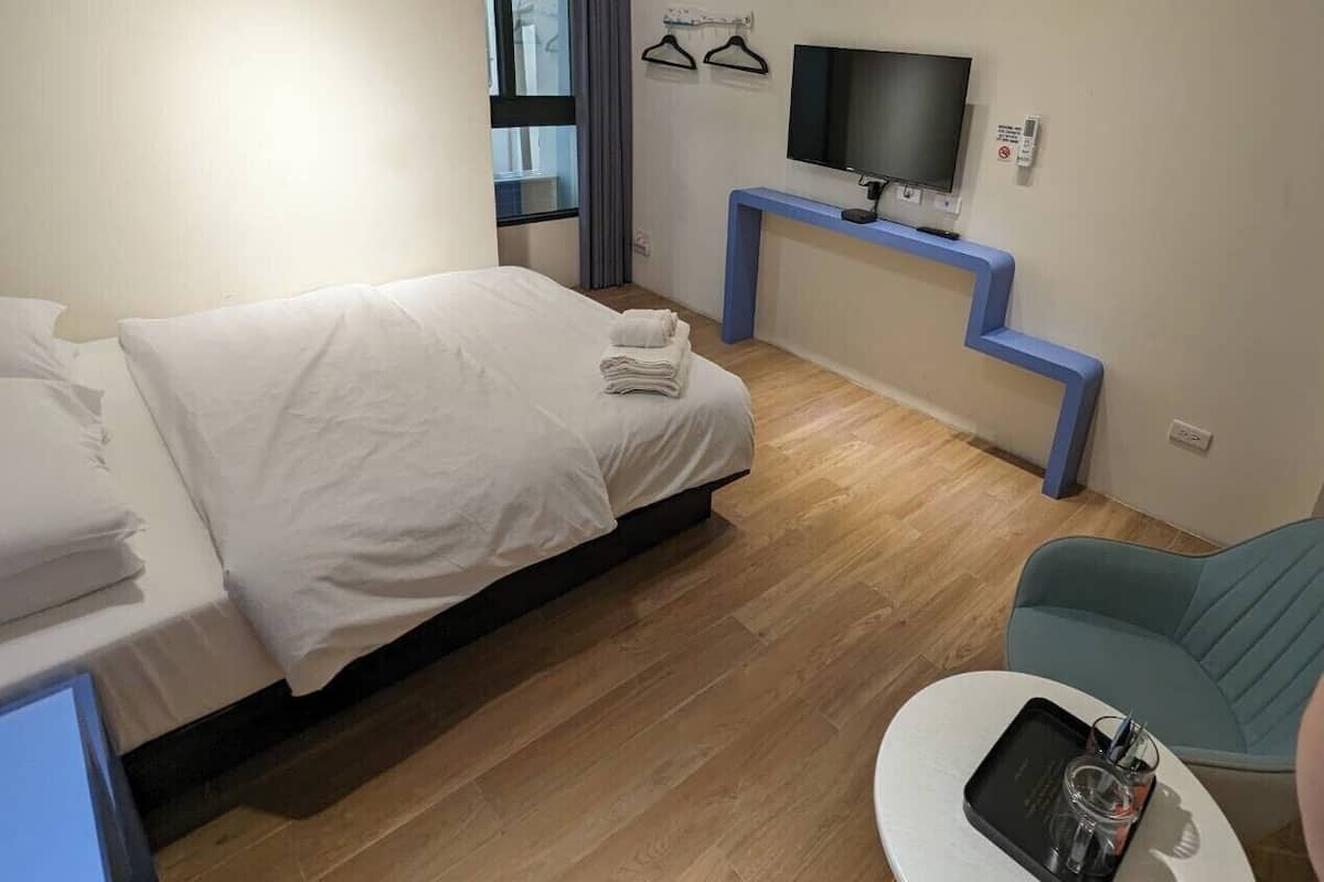 Quarto casal standard | Espaço de trabalho para notebook, cortinas blackout, Wi-Fi de cortesia