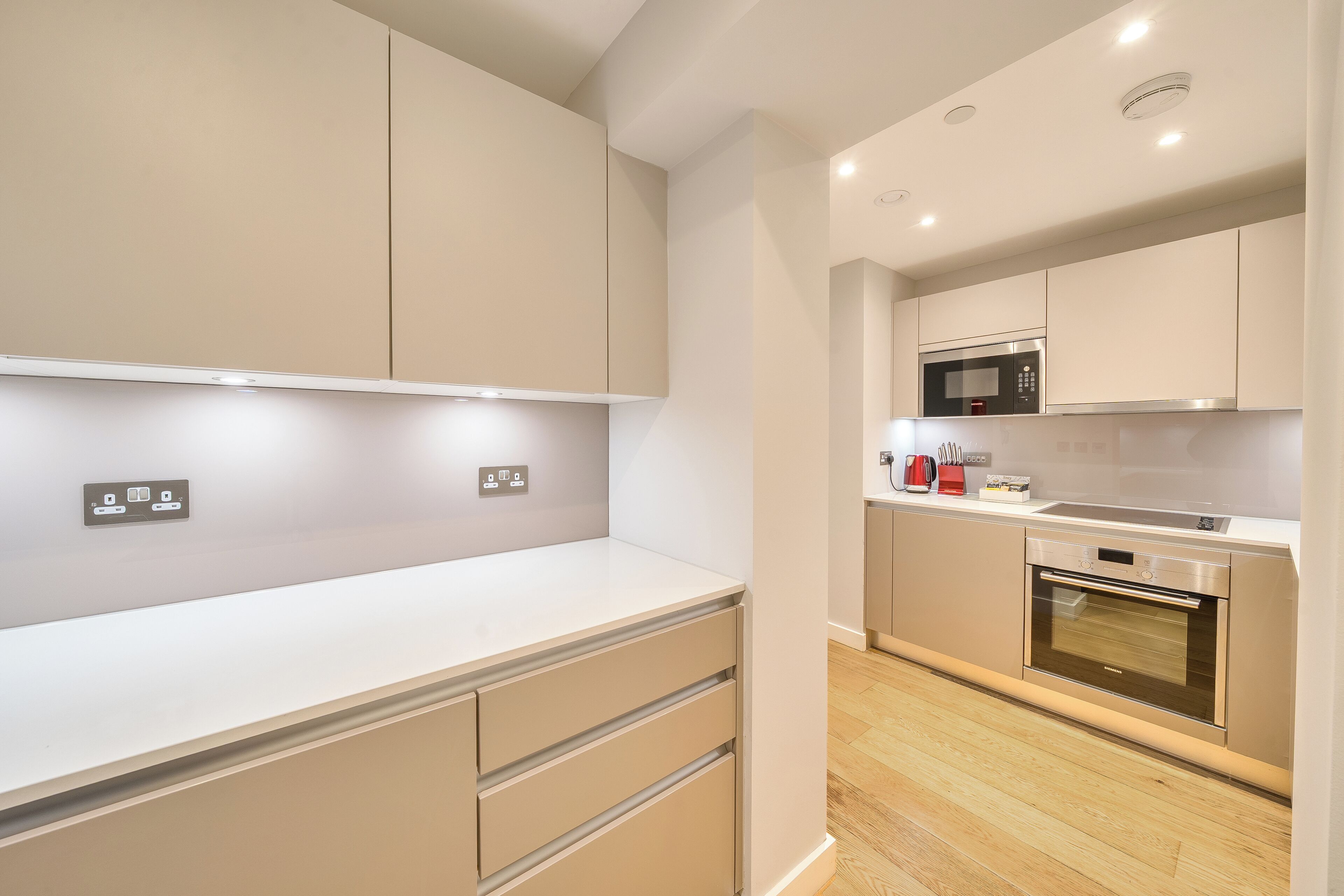 Apartamento, 2 quartos | Cozinha privada | Um frigorífico/congelador grande, um micro-ondas, um forno 