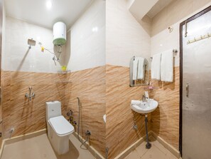 Quarto Duplo ou Twin Deluxe, varanda, Vista para a cidade | Casa de banho | Um polibã, artigos de higiene pessoal grátis, toalhas fornecidas, sabão 