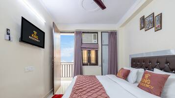 Quarto Duplo ou Twin Deluxe, varanda, Vista para a cidade | Secretária, Wi-fi grátis