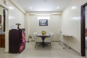 Quarto Duplo ou Twin Deluxe, varanda, Vista para a cidade | Sala de estar