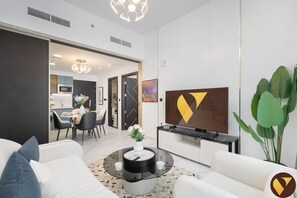 Apartamento de Luxo, varanda, Vista para a cidade | Sala de estar | Smart TV de 65 polegadas com canais via satélite 