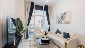 Apartamento superluxo, sacada, vista para a cidade | Área de estar | Smart TV 65 polegadas com canais via satélite