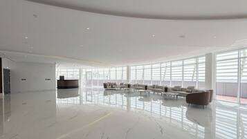 Área de estar no saguão