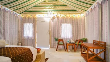 Quarto Deluxe, pátio, vista para o resort | Refeições no quarto