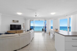 Apartamento superior, sacada, vista para o oceano | Área de estar