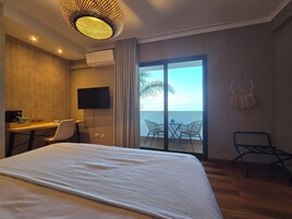 Quarto casal | Frigobar, cofres nos quartos, espaço de trabalho para notebook