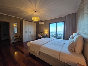 Quarto Quádruplo | Minibar, cofre no quarto 