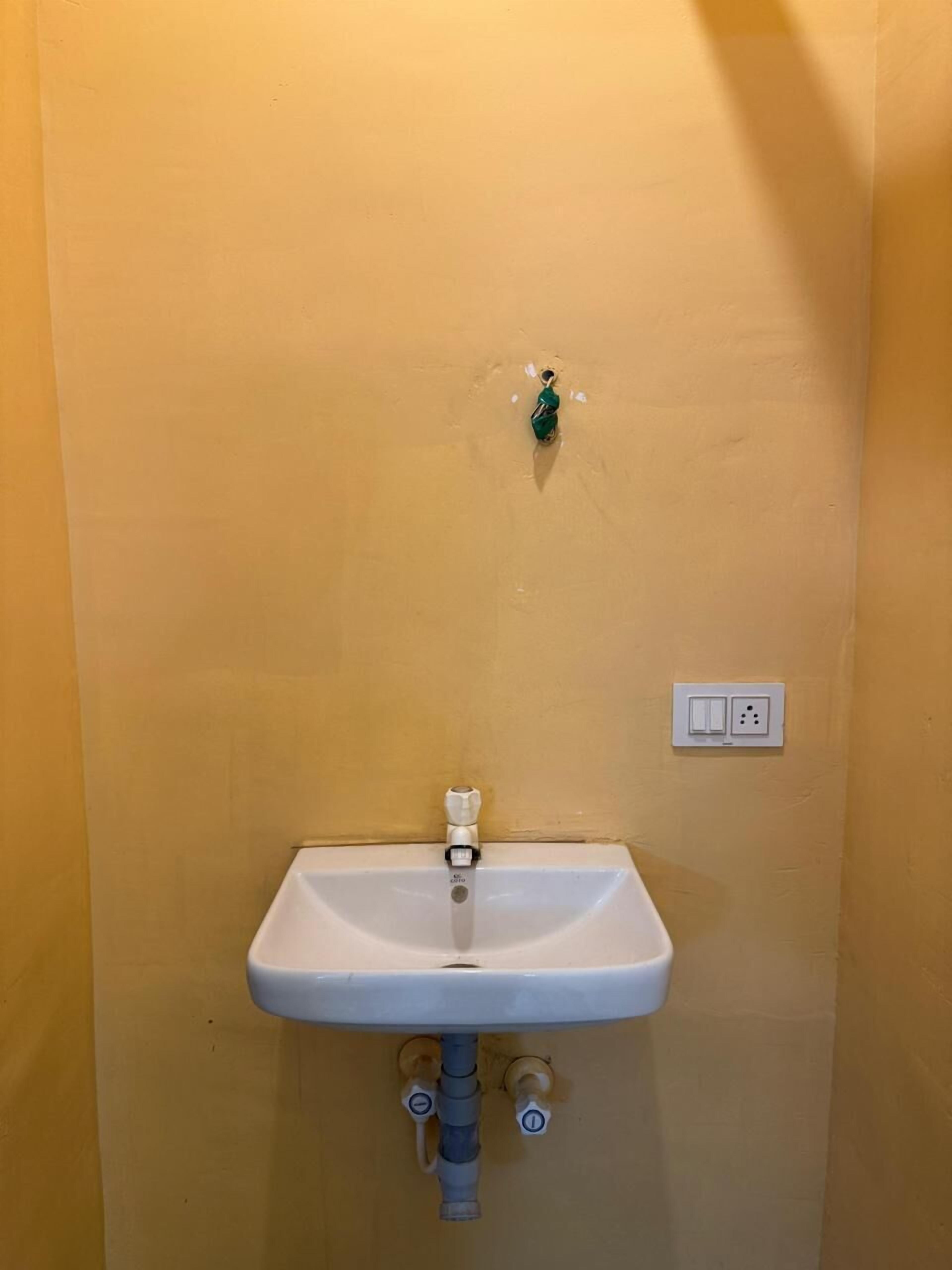 Quarto casal superluxo, sacada, vista para a cidade | Pia do banheiro