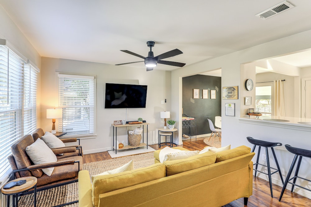 Walk To Cowboys Stadium! Arlington Home W/ Yard - Arlington, TX