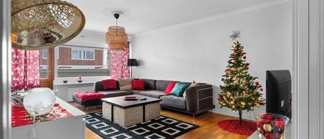 Apartamento superior, 3 quartos, sacada, vista para a cidade | Área de estar | TV