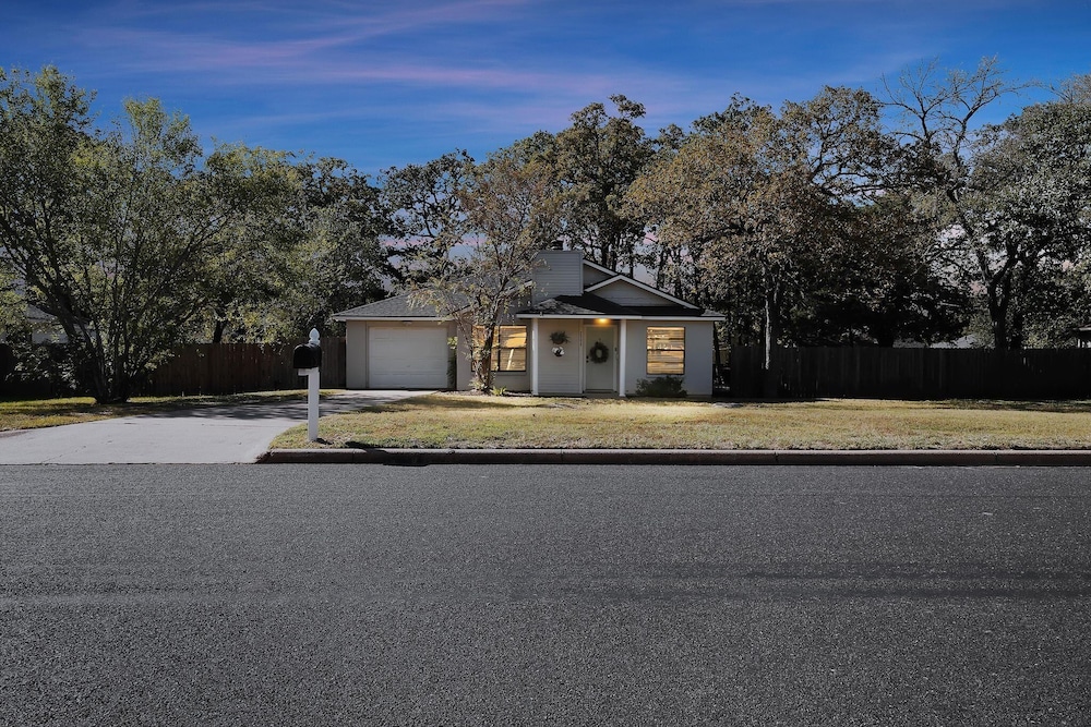 Howdy Hang Out - Cozy, Cute And Comfortable House! 2 Bedroom Home - Tunis, TX