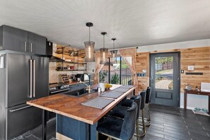 Casa, 3 quartos | Cozinha privada | Um frigorífico, um forno, uma torradeira