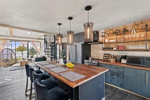 Casa, 3 quartos | Cozinha privada | Um frigorífico, um forno, uma torradeira 