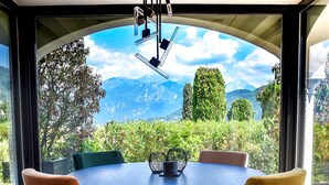 Vila, 6 quartos, piscina particular, vista para o jardim | Sala de jantar
