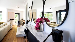 Vila, 6 quartos, piscina particular, vista para o jardim | Sala de estar