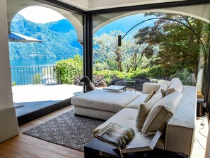 Vila, 6 quartos, piscina particular, vista para o jardim | Sala de estar