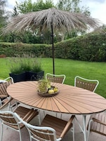 Terraço com espreguiçadeiras