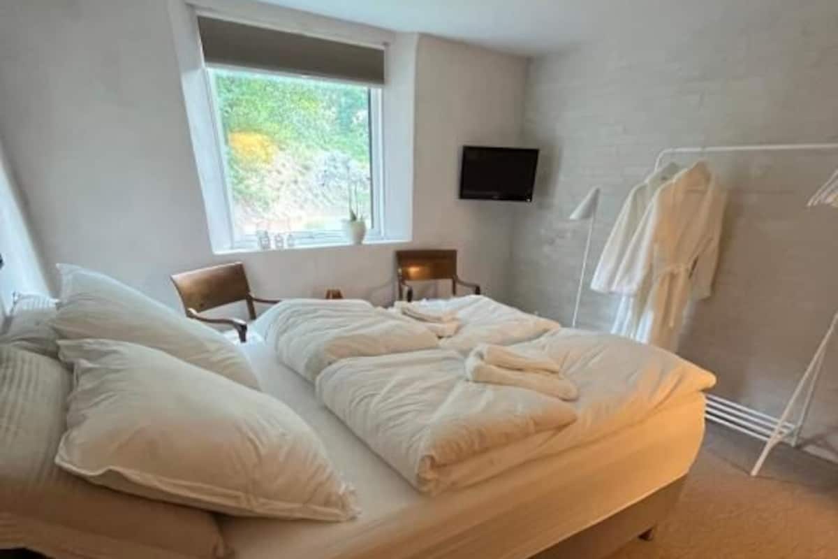 Roupa de alta qualidade, camas de colchão pillowtop, minibar