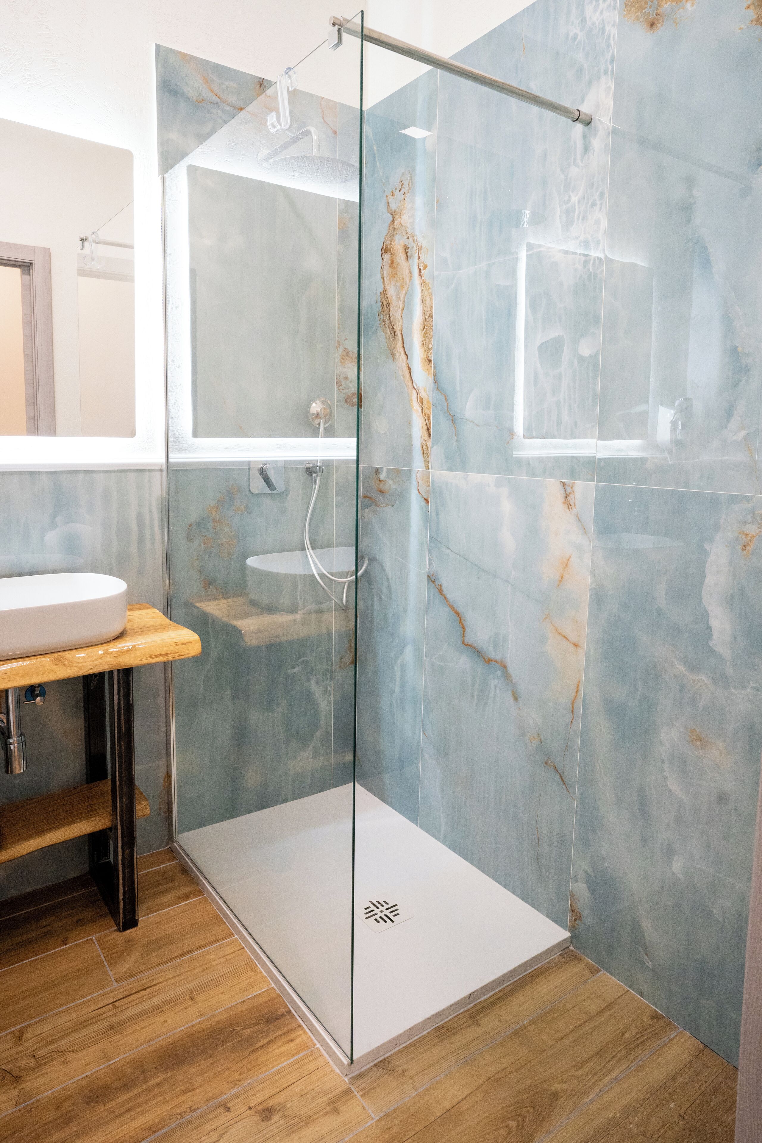 Quarto casal luxo, vista para a cidade | Banheiro | Chuveiro, secador de cabelo, chinelos, toalhas de banho