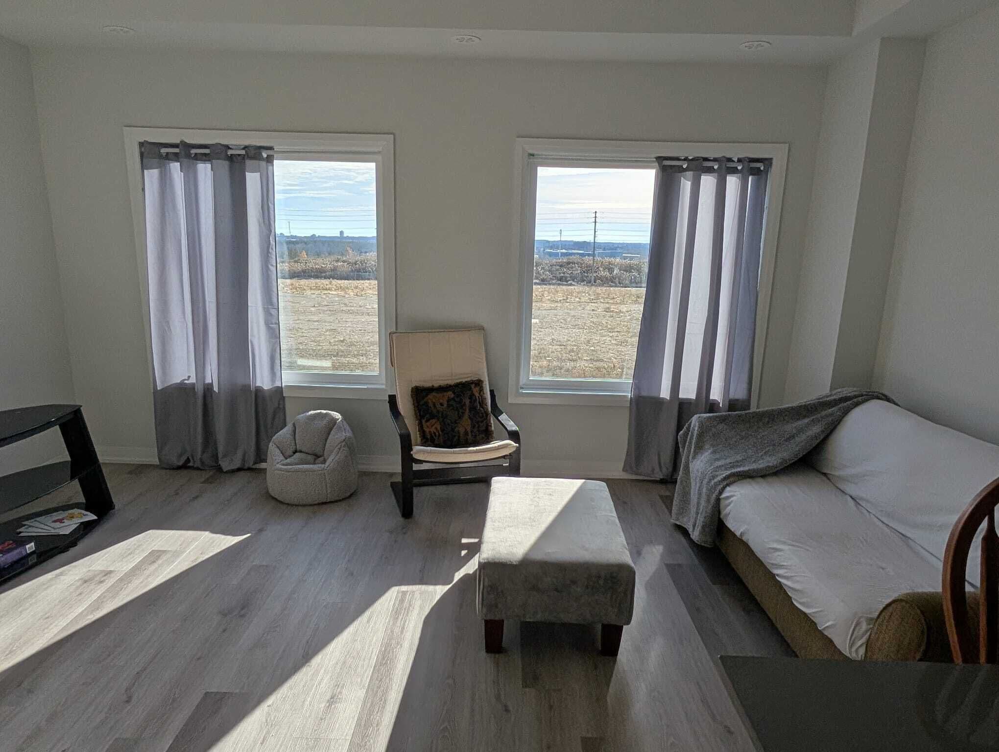 Clean, Spacious 3 Bedroom Townhouse. Family Friendly, Relaxing Stay Free Wifi. - Guelph