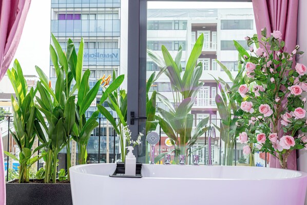 Quarto superluxo, sacada, vista para a cidade | Roupas de cama premium, edredons de pluma