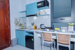 Quarto superluxo, sacada, vista para a cidade | Cozinha privada | Frigobar, micro-ondas, cooktop