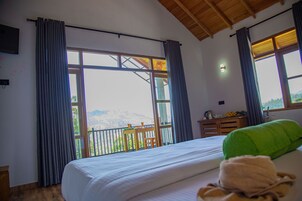 Quarto Duplo Deluxe, ar condicionado, vista para a montanha | Lençóis de algodão egípcio, roupa de alta qualidade, edredões de penas