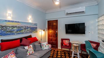Apartamento | Sala de estar | TV de ecrã plano