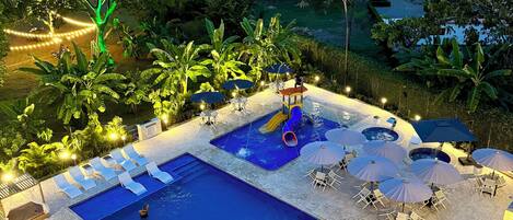 2 piscinas exteriores, da(s) 9:00 à(s) 22:00, toldos gratuitos