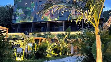 Fachada do alojamento (tarde/noite)