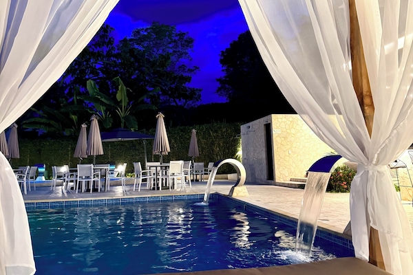 2 piscinas externas, funciona das 9h às 22h, barracas de cortesia