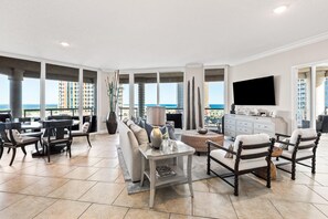 Apartamento em Condomínio Fechado, várias camas (Portofino Island Resort 4-704) | Sala de estar