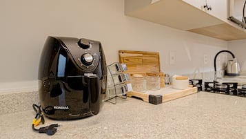 Apartamento | Cozinha privada | Um frigorífico, um micro-ondas, uma placa de cozinha